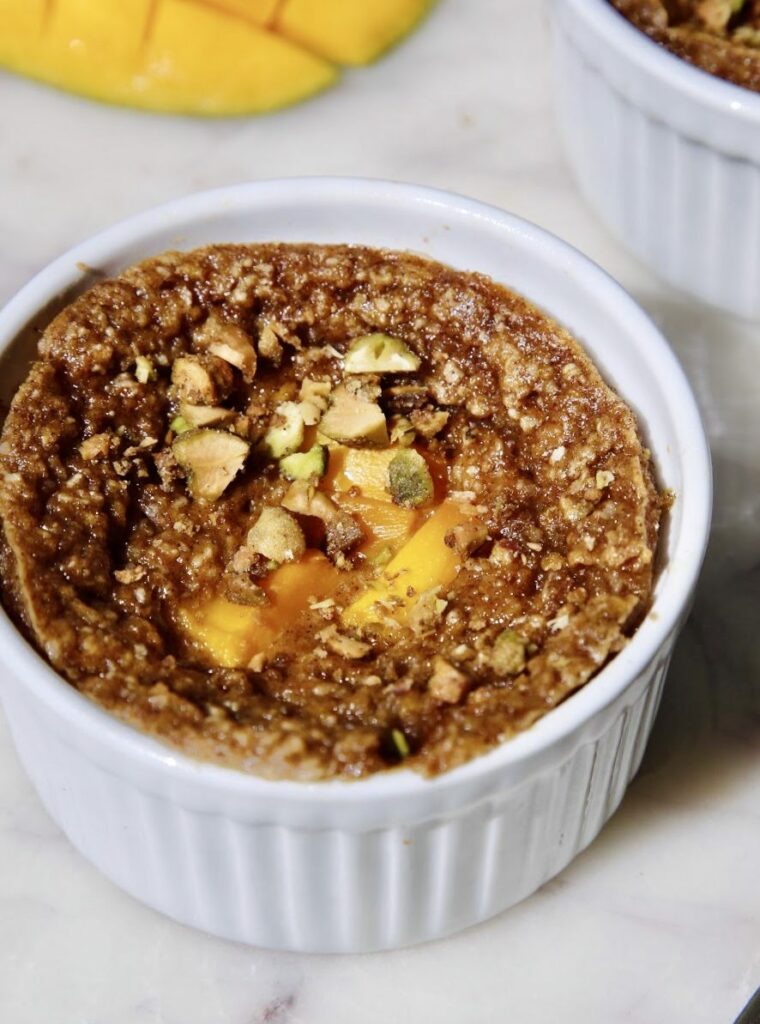 Spiced Mango Baked Oats with White Chocolate and Pistachios - Mango.org
